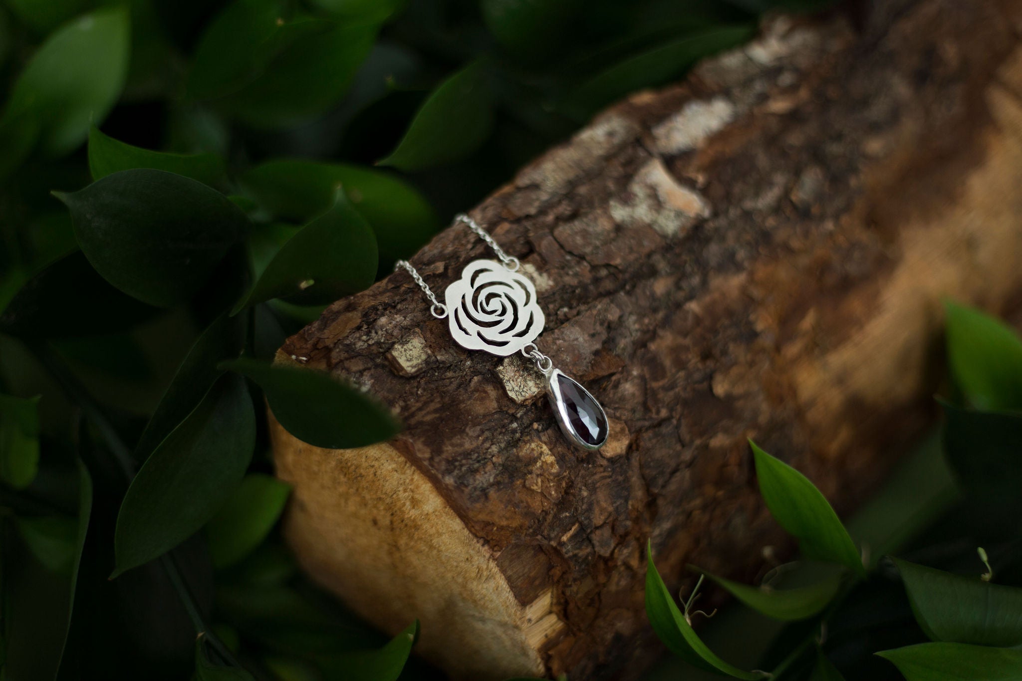 Gemstone spotlight: Garnet – The Elven Smith